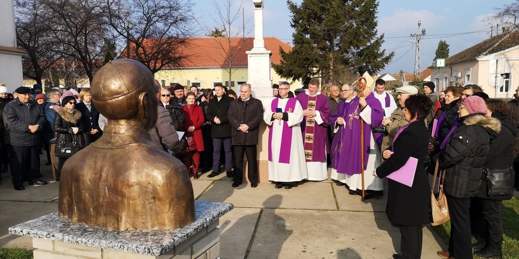 Vasárnap felavatták Jung Tamás püspök mellszobrát Székelykevén ...